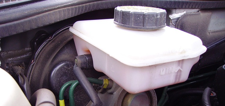 Essential car fluids and their replacement schedules - RodsShop